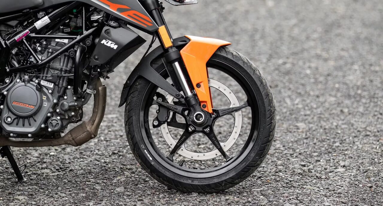 KTM 160 Duke Price - Specifications, Features, Mileage - BikeKhoj